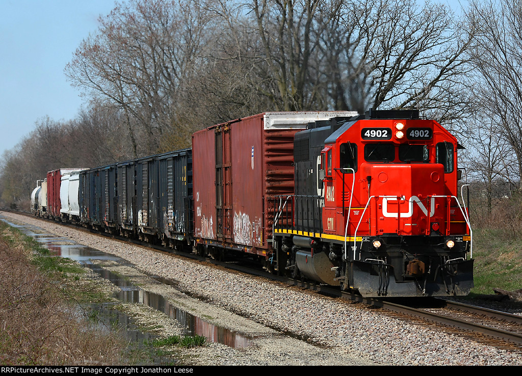 GTW 4902 leads L500 east